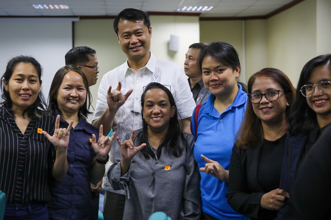 Paggamit ng Filipino Sign Language sa deaf education pinarerepaso ni ...