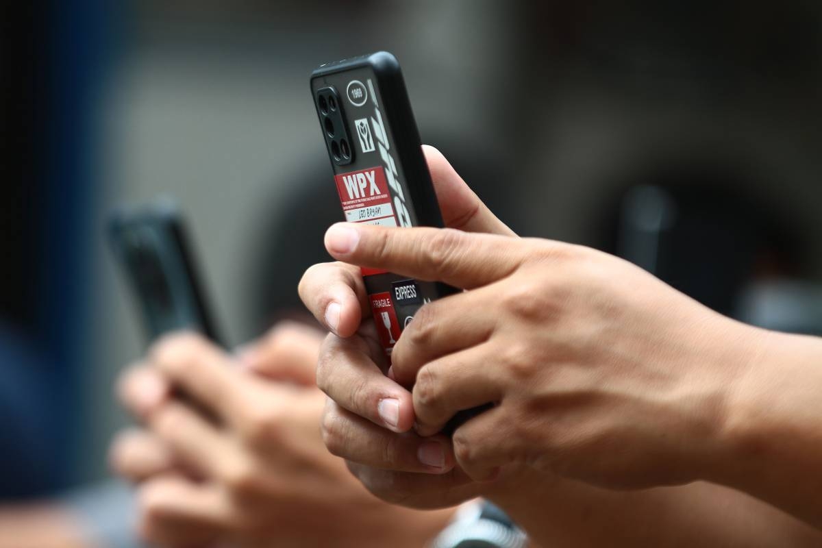 Smartphones, posibleng magmahal na – Pinoy Peryodiko